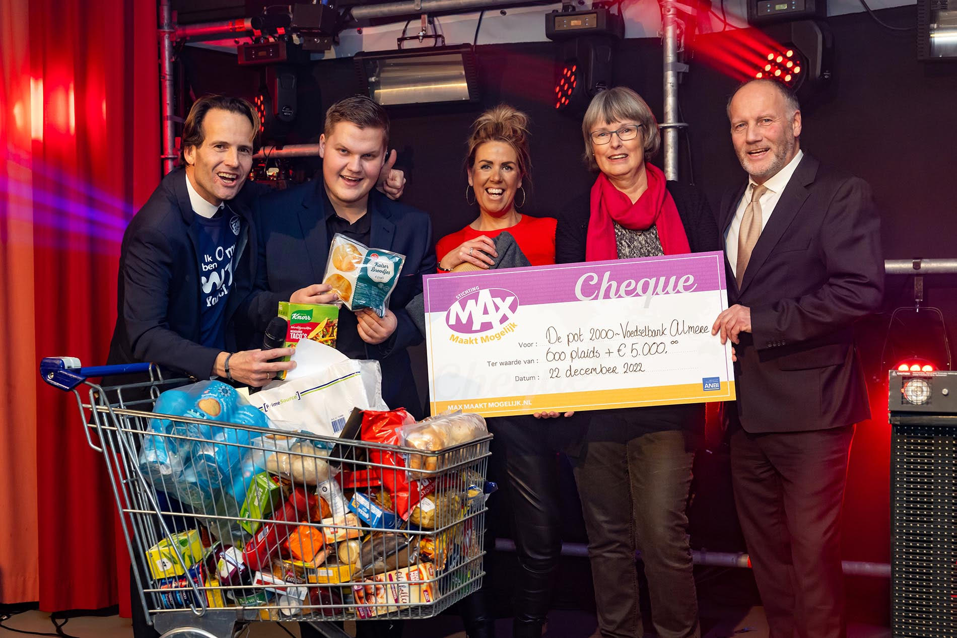 8000 producten en 8000 euro voor Voedselbank Almere - echnaton